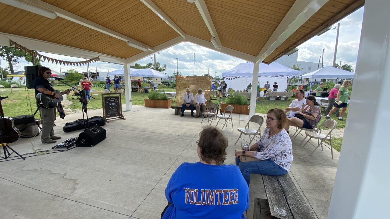 Cedar Rapids Farmers Market with Locally Grown Produce